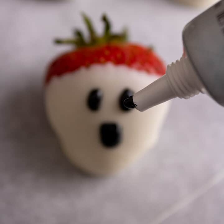 Spooky Halloween Strawberries - Simply Scrumptious Eats